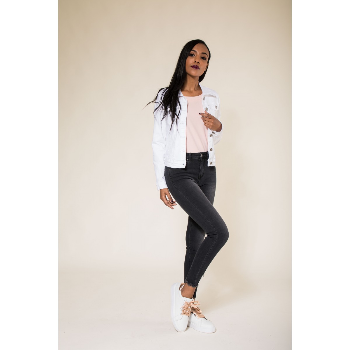 Veste jean cintrée courte blanche Nina Carter - Matière noble 34,90 Veste jean cintrée courte blanche Nina Carter - Matière noble 34,90